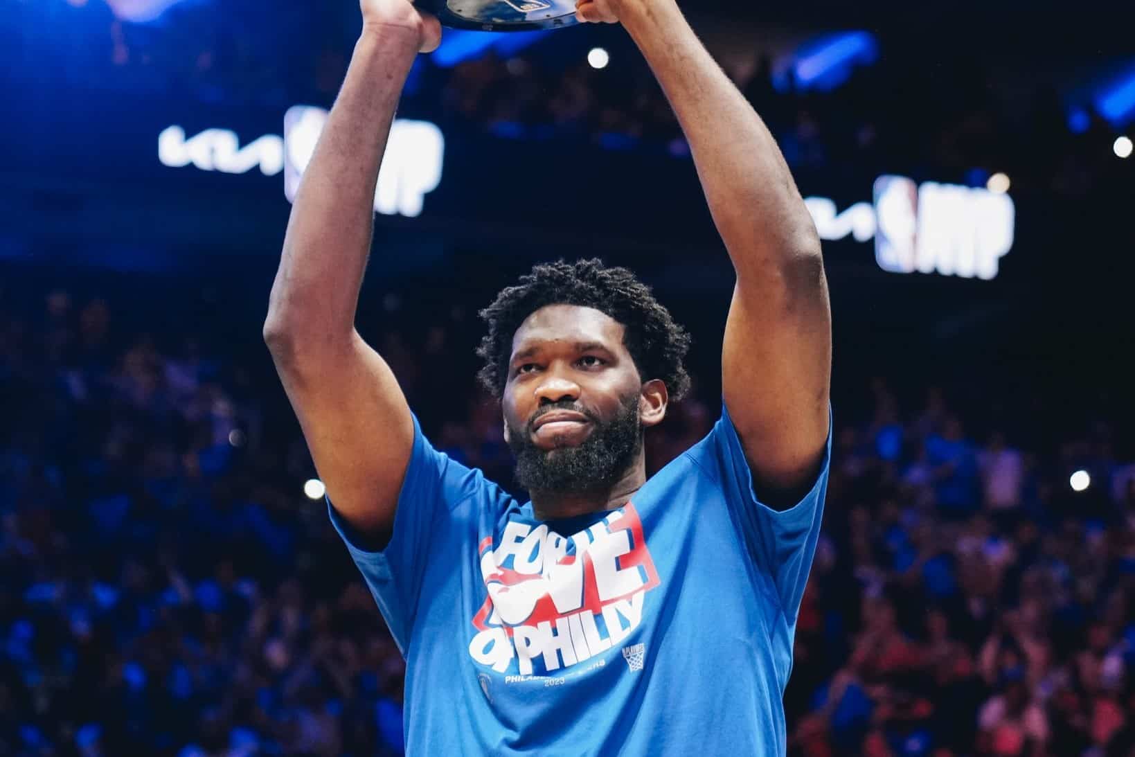 NBA: Embiid recebe MVP e chora em cena emocionante com filho na quadra ...