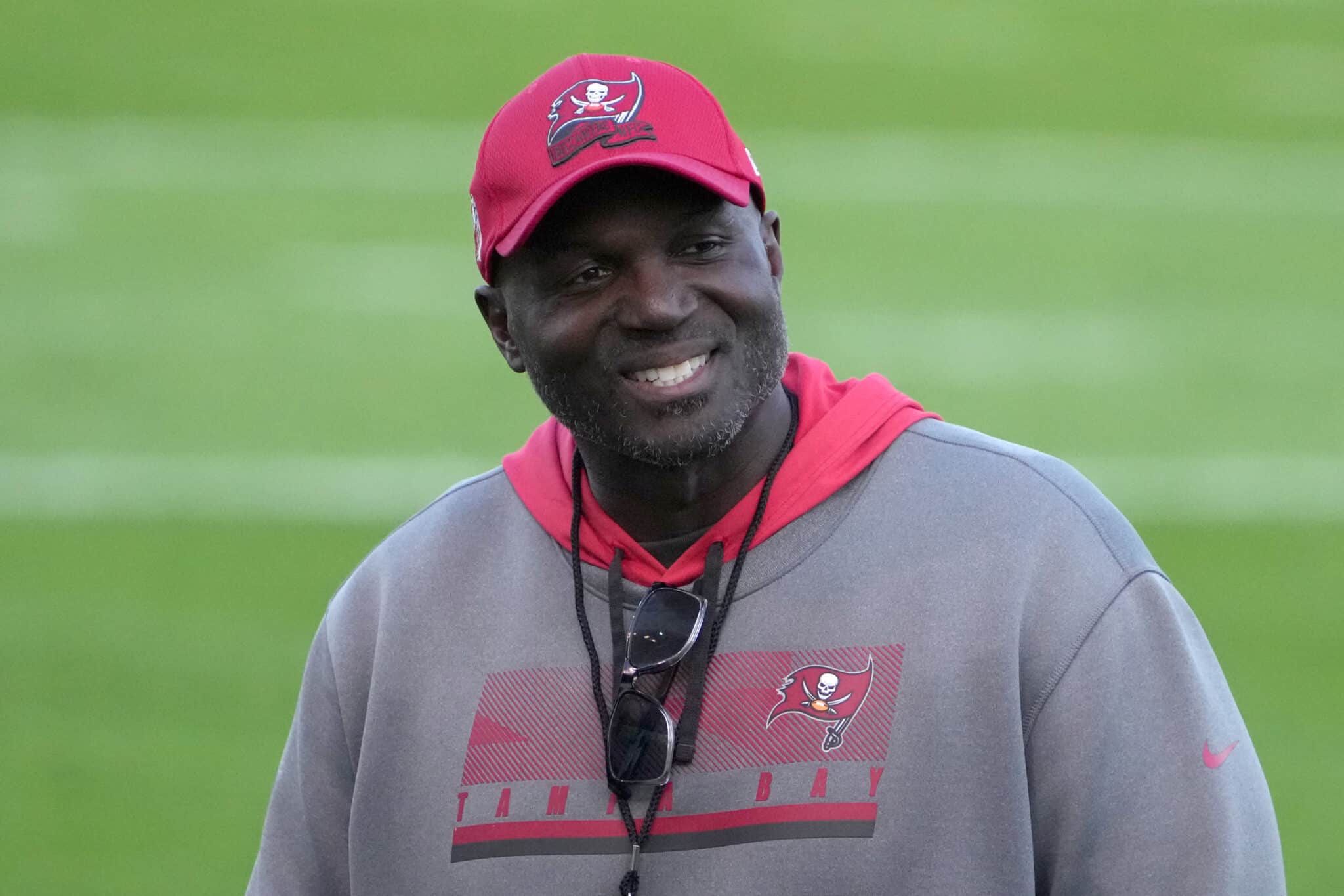 NFL: líder dos Buccaneers cumpre promessa e, aos 59 anos, ganha diploma ...