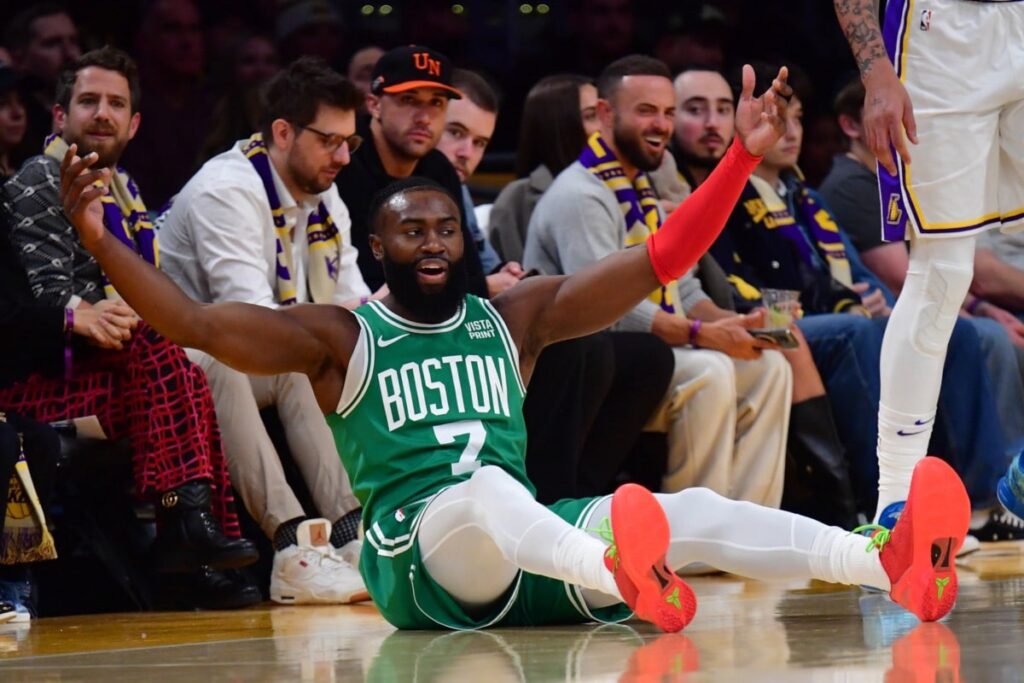 NBA: Em vitória dos Celtics, Jaylen Brown usa tênis 'sem marca' - Quinto Quarto
