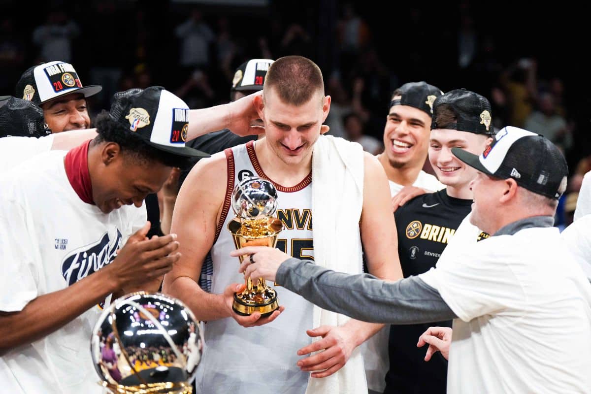 Nikola Jokic é eleito MVP pela 3ª vez e faz história na NBA